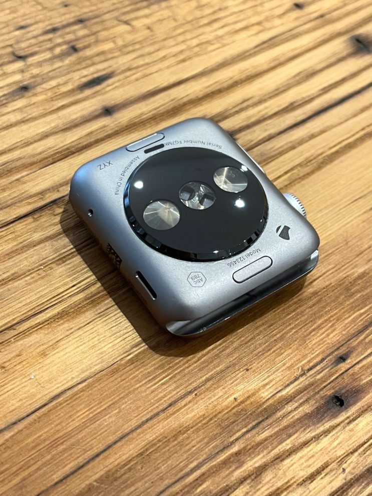 เผยภาพตัวต้นแบบ Apple Watch 1st Gen (รุ่นแรก) พร้อมเซ็นเซอร์ 3 จุดวาง ...