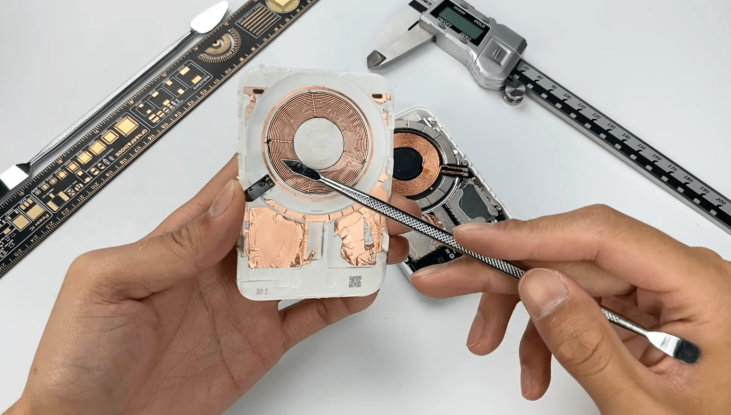 ชำแหละ MagSafe Battery Pack พบแบต 2 ก้อนอยู่ด้านใน ตัวแบตถูกนำเข้าโดย ...