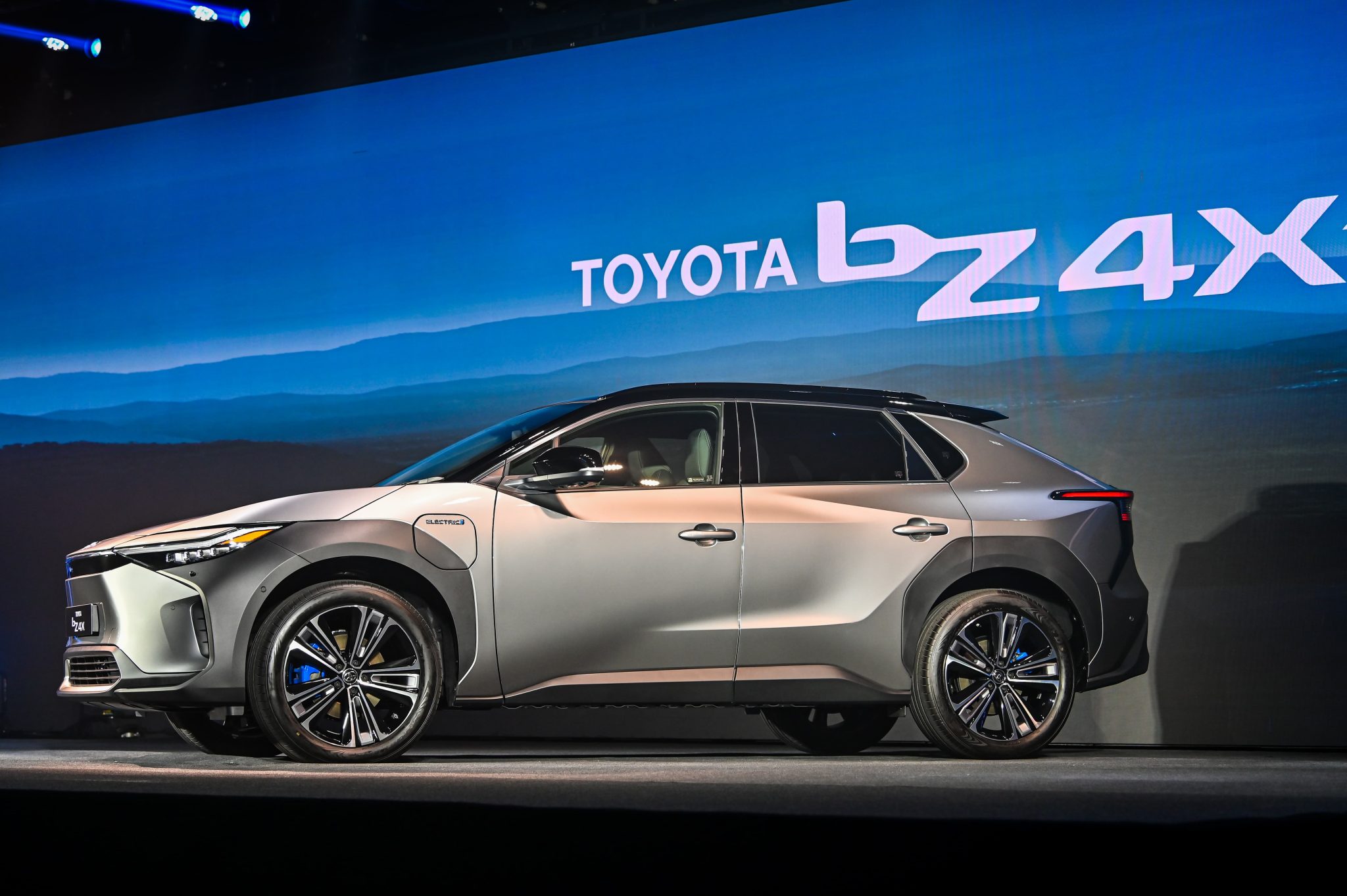 เปิดสเปคและราคาทางการ Toyota bZ4X รถ EV 100% ราคารวมส่วนลด 1,836,000 ล้านบาท